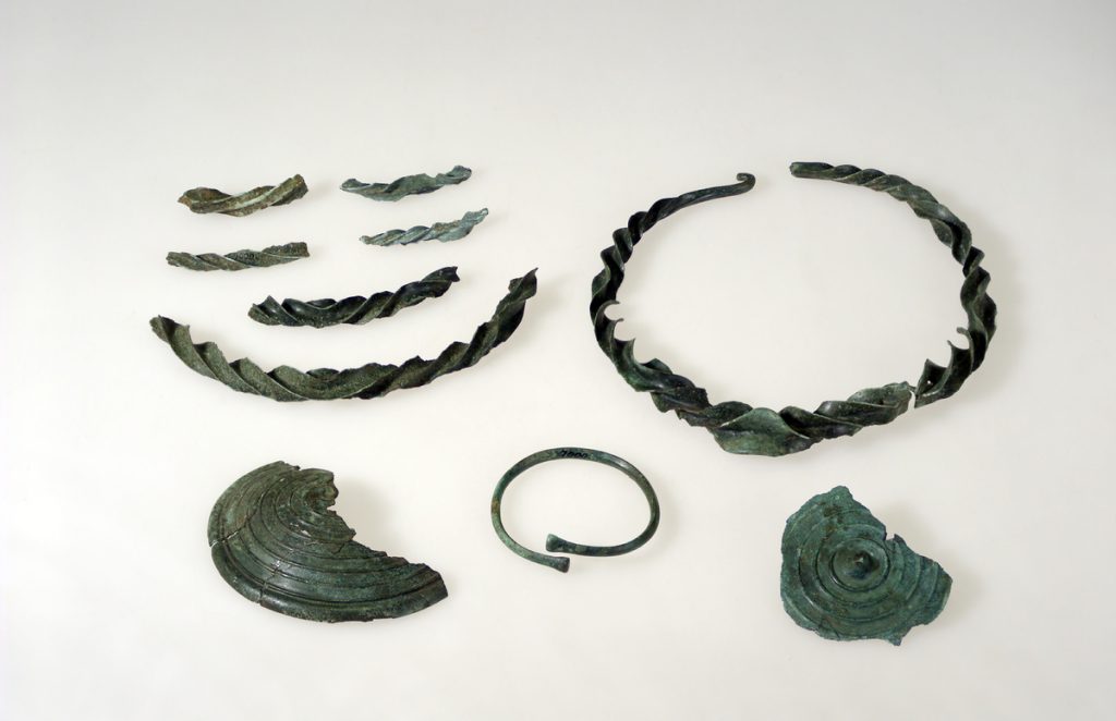 Fragments of neck ring, pin, arm ring and fibula B7000/a-f – Bronzes